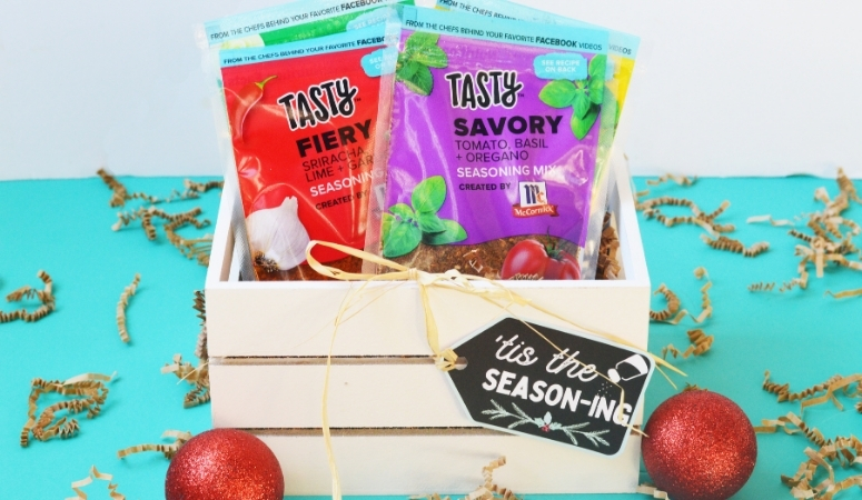 Tis The Season-ing DIY Gift | Easy seasoning gift idea with printable tags!