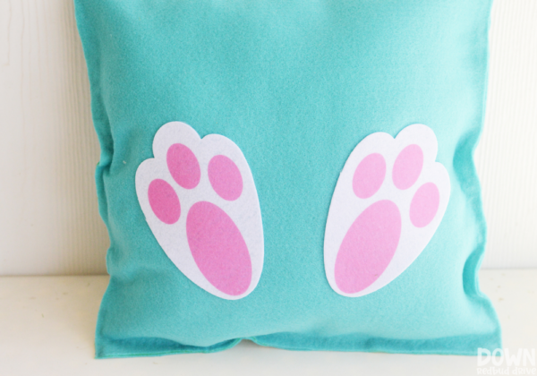 DIY No-Sew Easter Pillows | Easy Easter throw pillow tutorial!