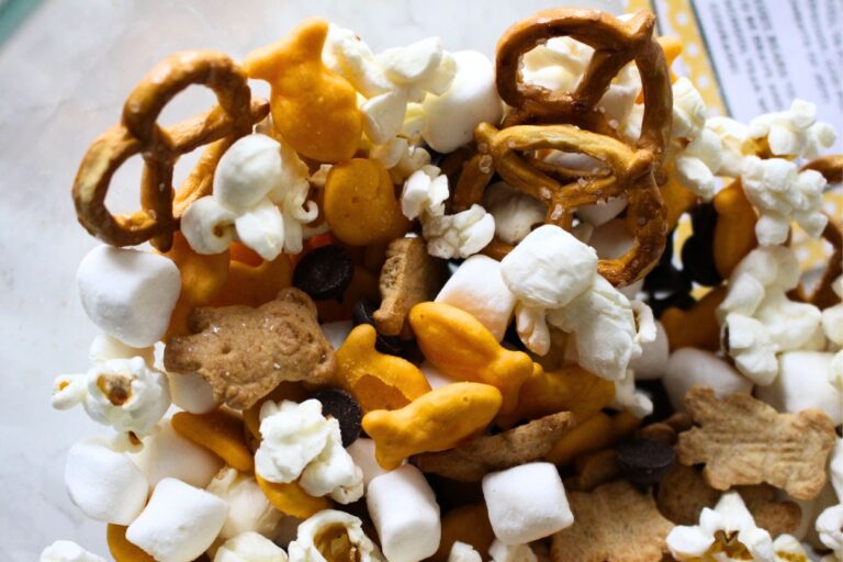 Back-to-School Snack Mix (free printable tag!)